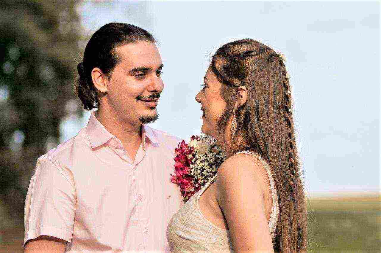 10 Hard-To-Fake Signs He’s Into You - Attraction Diary